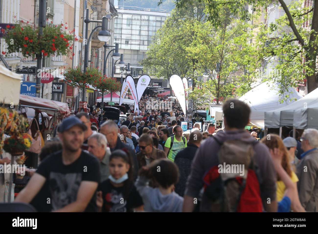 Gera, Germany. 02nd Oct, 2021. Numerous visitors walk through the city ...