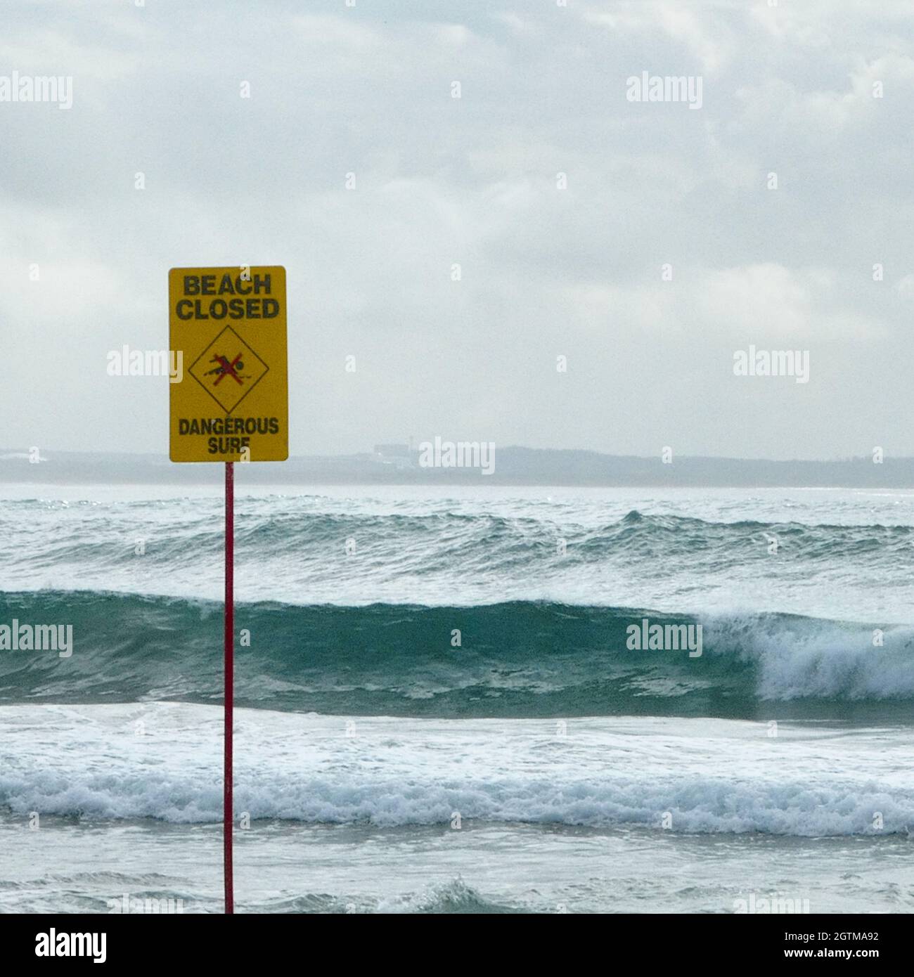 Closed beach sign hi-res stock photography and images - Alamy