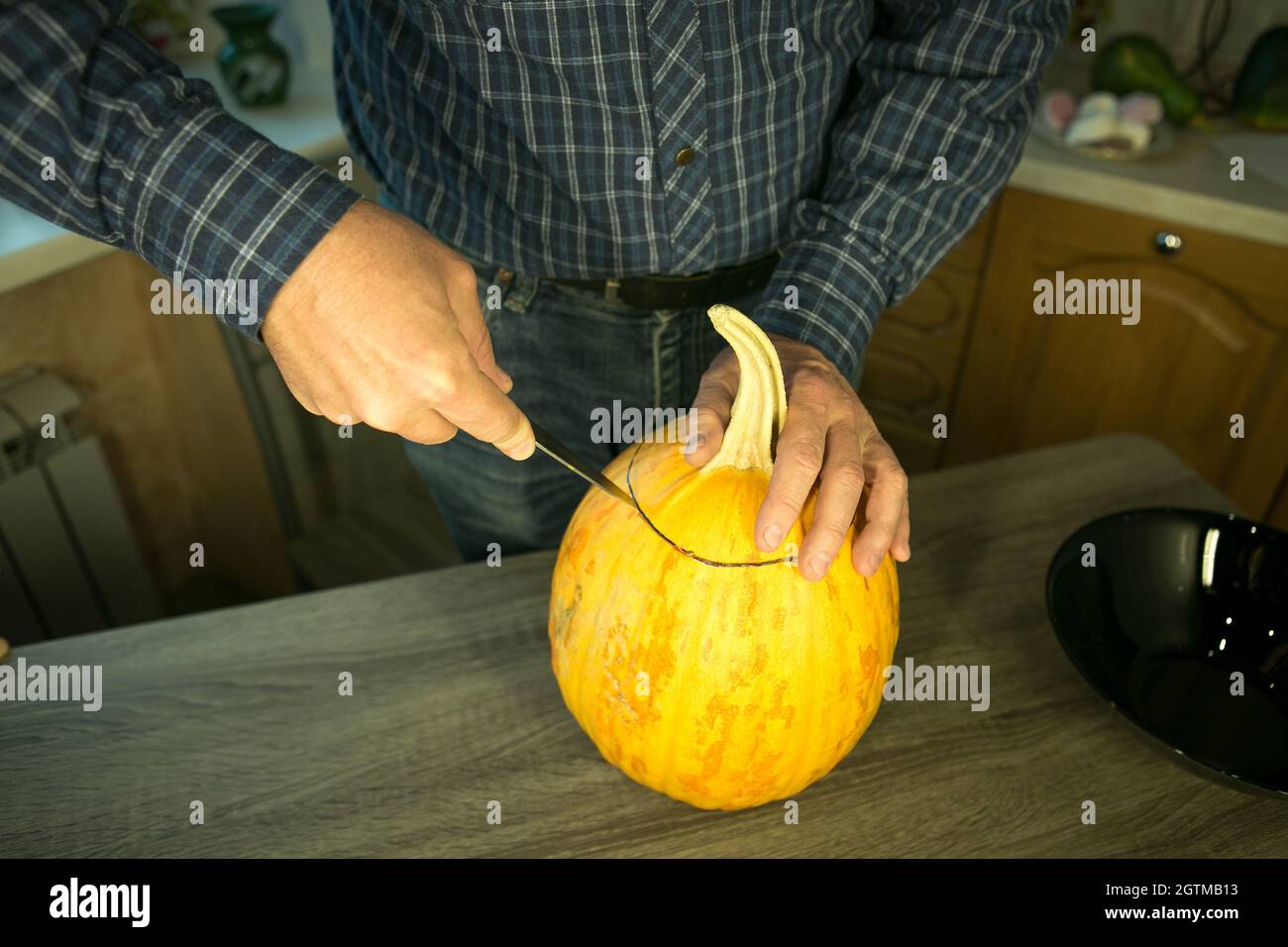 Halloween. How to make Jack O'Lantern at home? Male hands with knife ...
