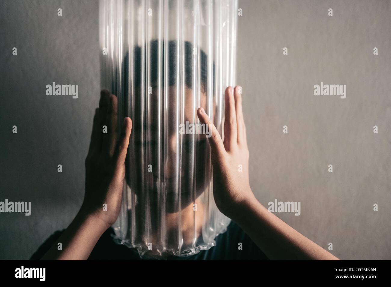 Boy bubble wrap hi-res stock photography and images - Alamy