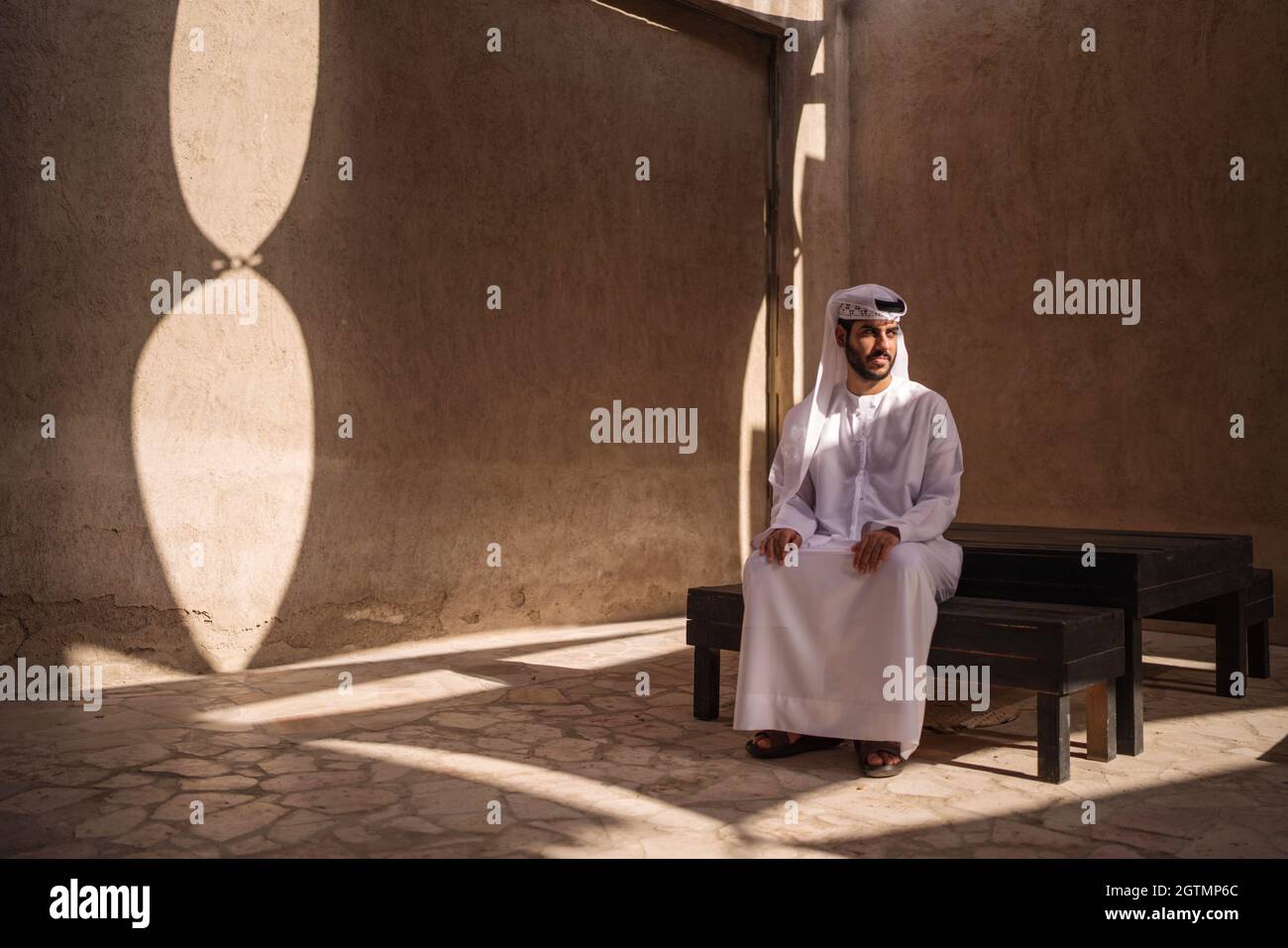 Saudi man dishdash hi-res stock photography and images - Alamy