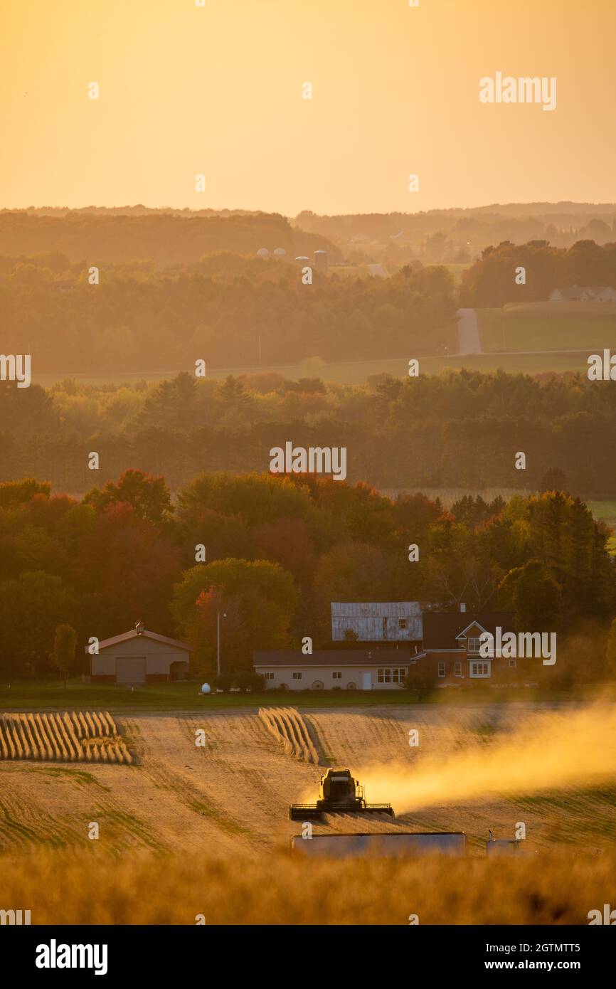 Dust kicking up hi-res stock photography and images - Alamy