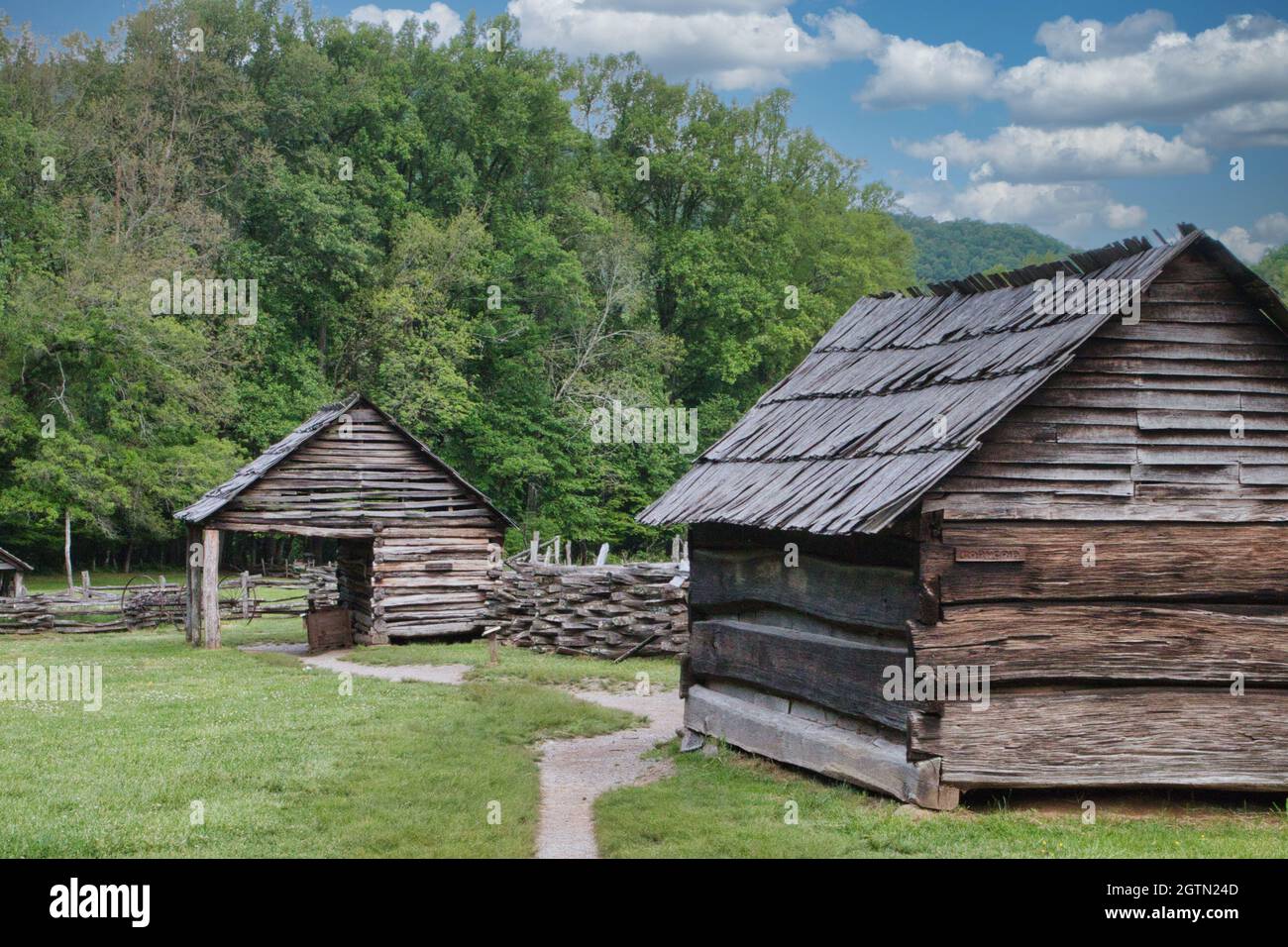 Cherokee log house in forest hi-res stock photography and images - Alamy