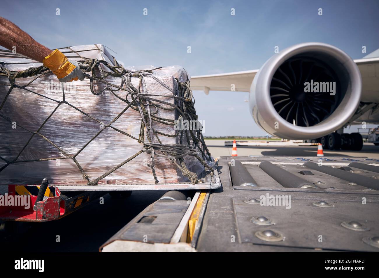 Ground crew vehicle hi-res stock photography and images - Alamy