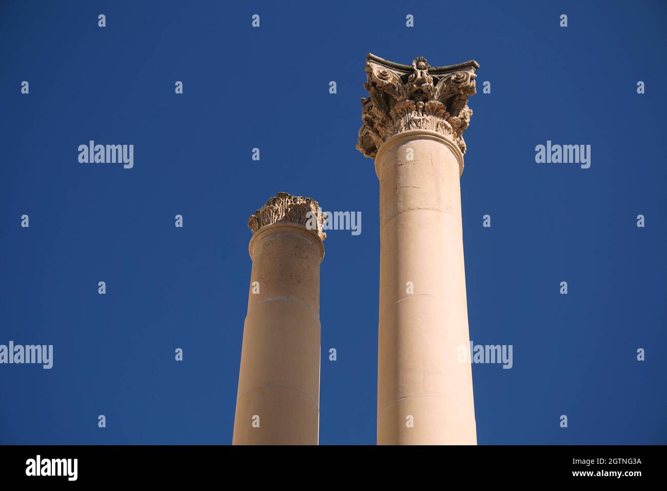 Two low columns hi-res stock photography and images - Alamy