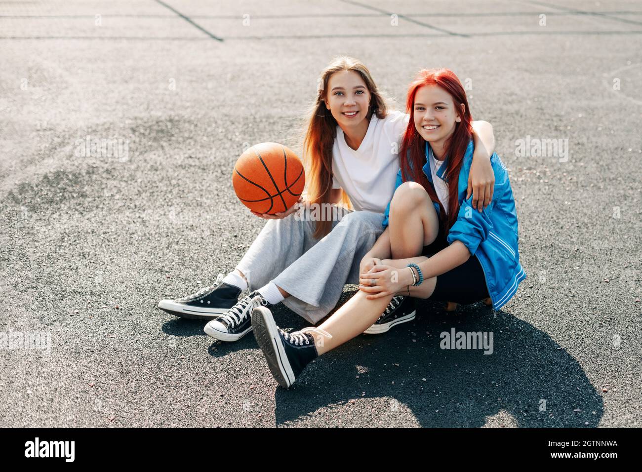 Girl basketball playing 14 hi-res stock photography and images - Alamy