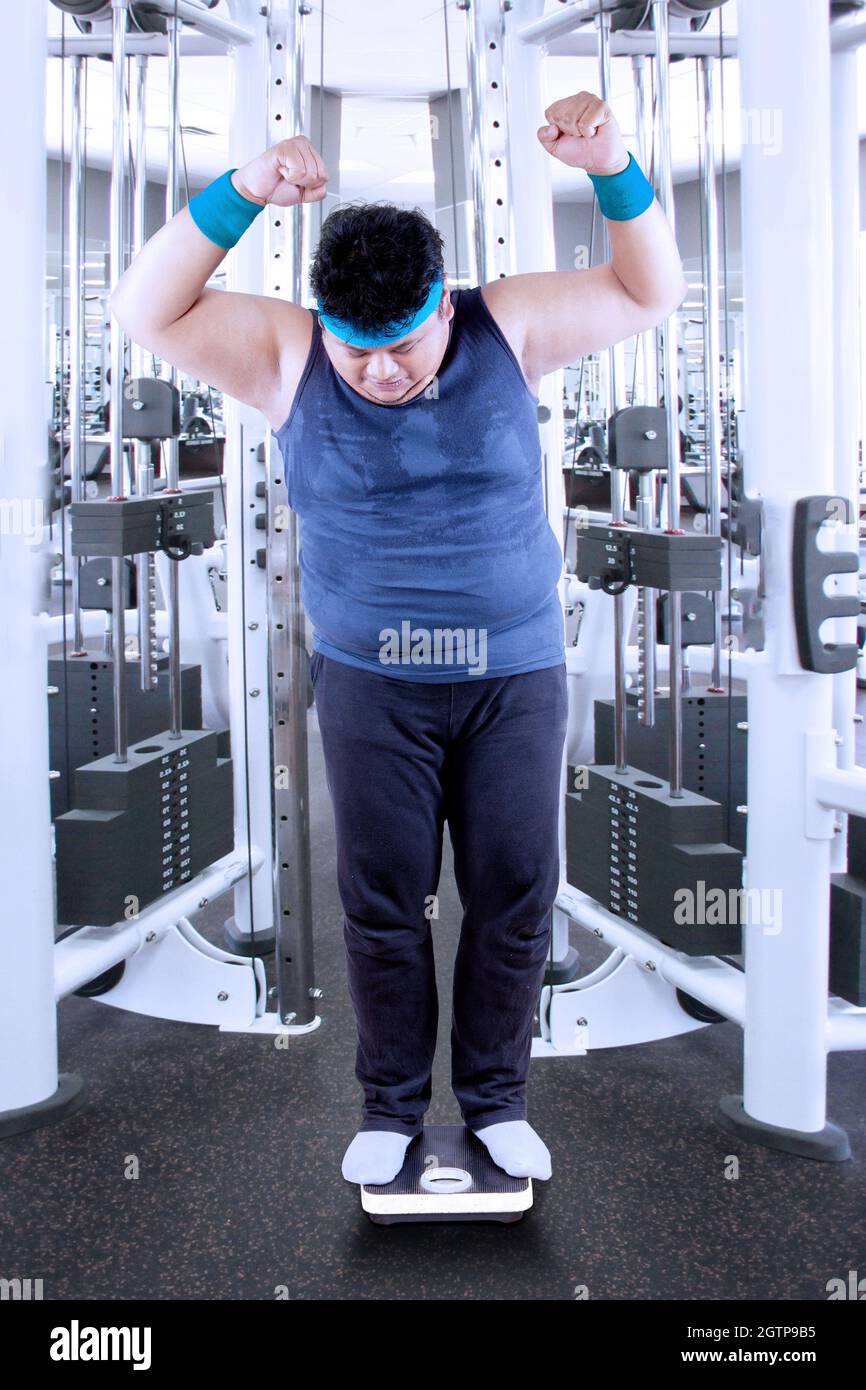 Gym people scale hi-res stock photography and images - Alamy