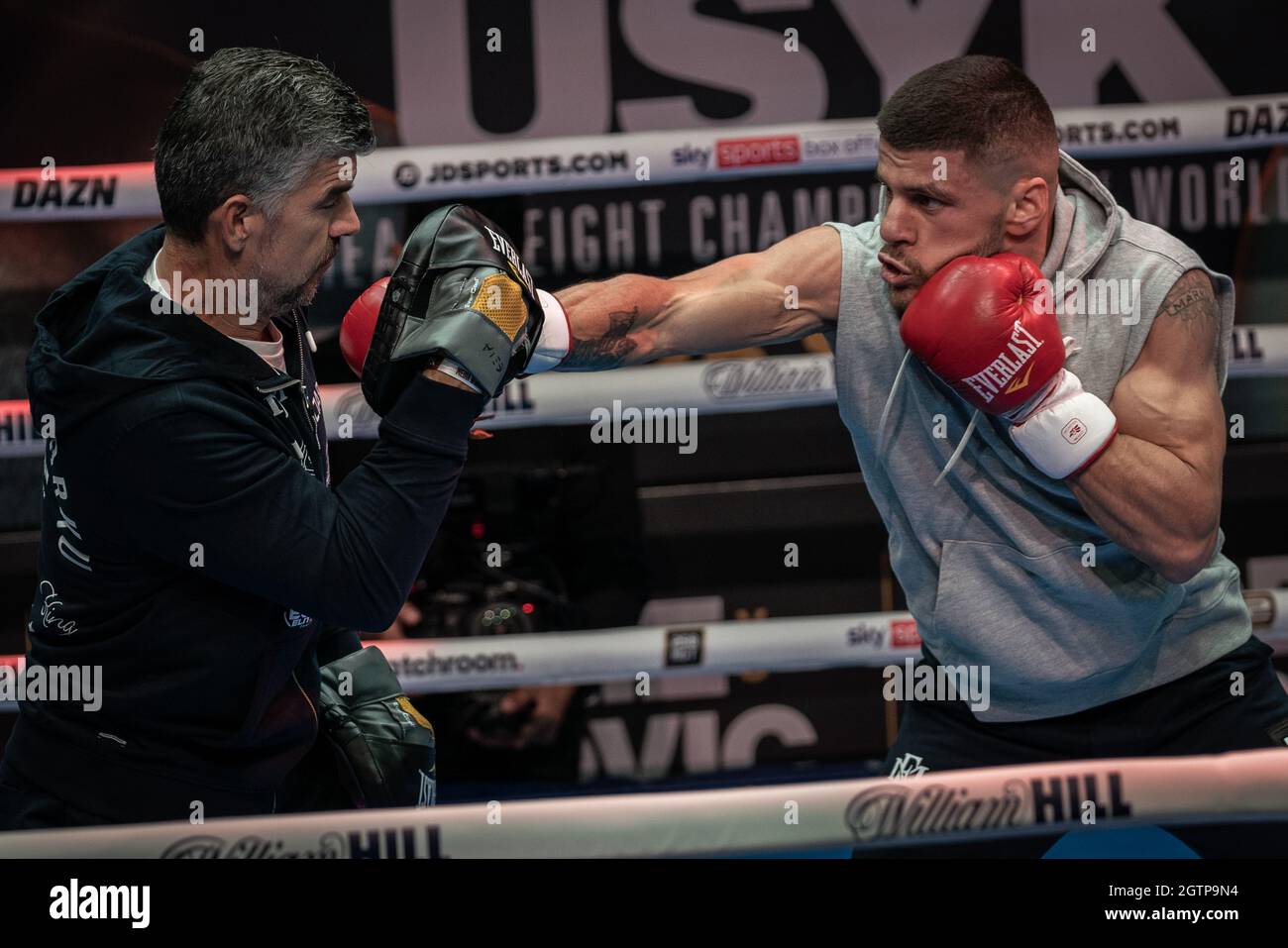 Florian marku professional boxer hi-res stock photography and images ...