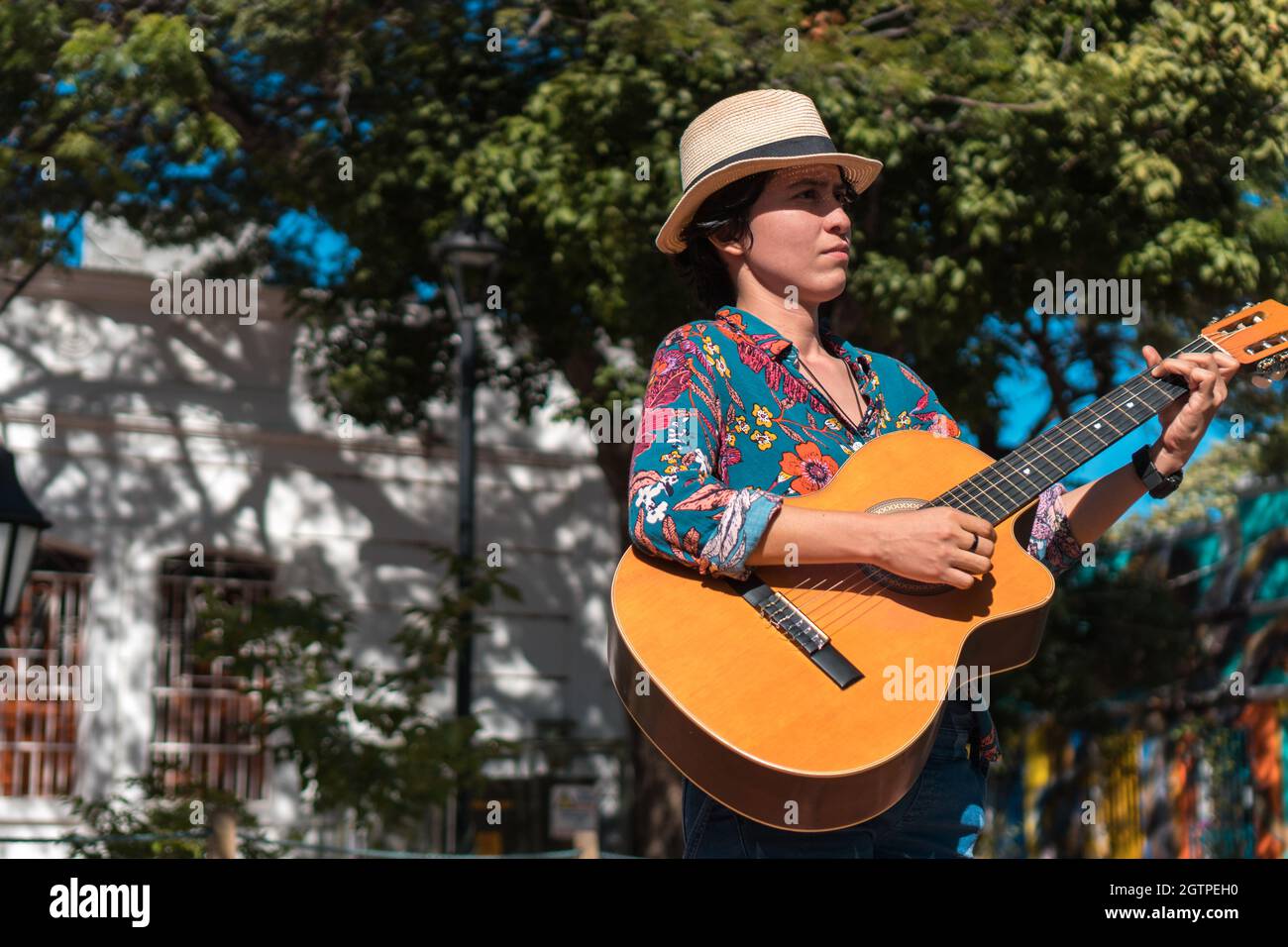Female country music singer hat hi-res stock photography and images - Alamy