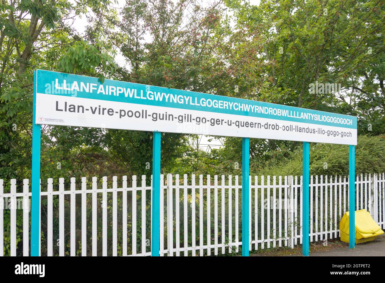 Platform sign on Llanfairpwll railway station, Llanfairpwllgwyngyll ...