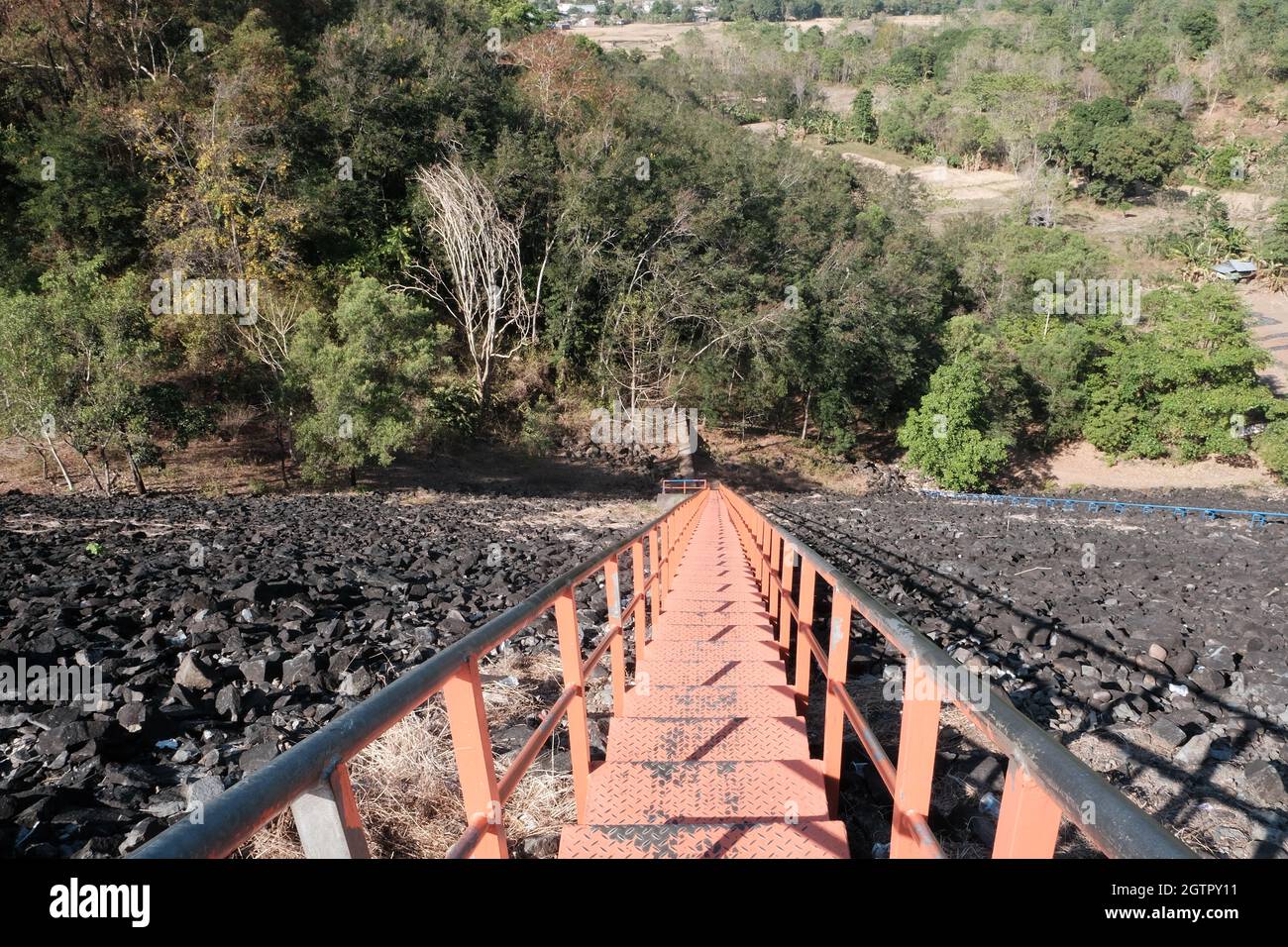 Platform track footbridge architecture hi-res stock photography and ...