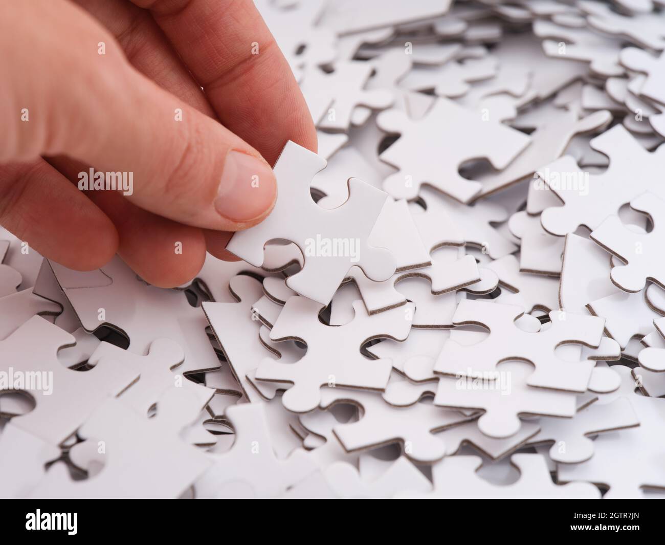 Jigsaw puzzle pieces pile hi-res stock photography and images - Alamy