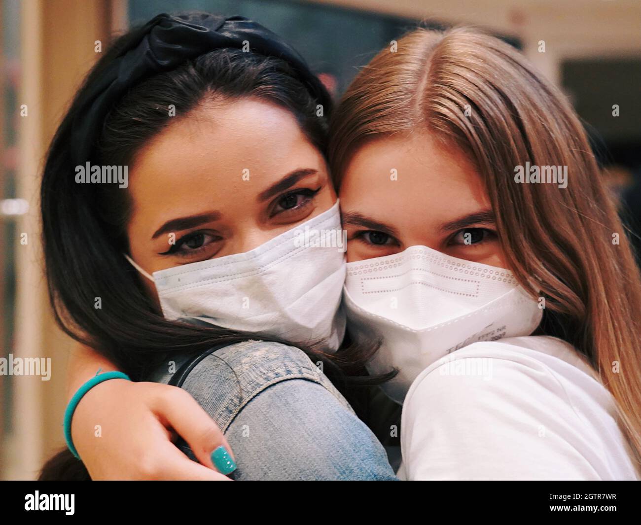 Girls wearing flu masks hi-res stock photography and images - Alamy