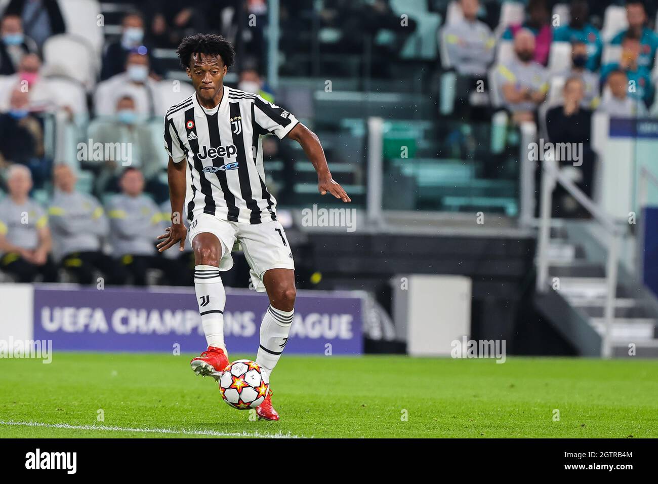 Juan cuadrado chelsea hi-res stock photography and images - Alamy