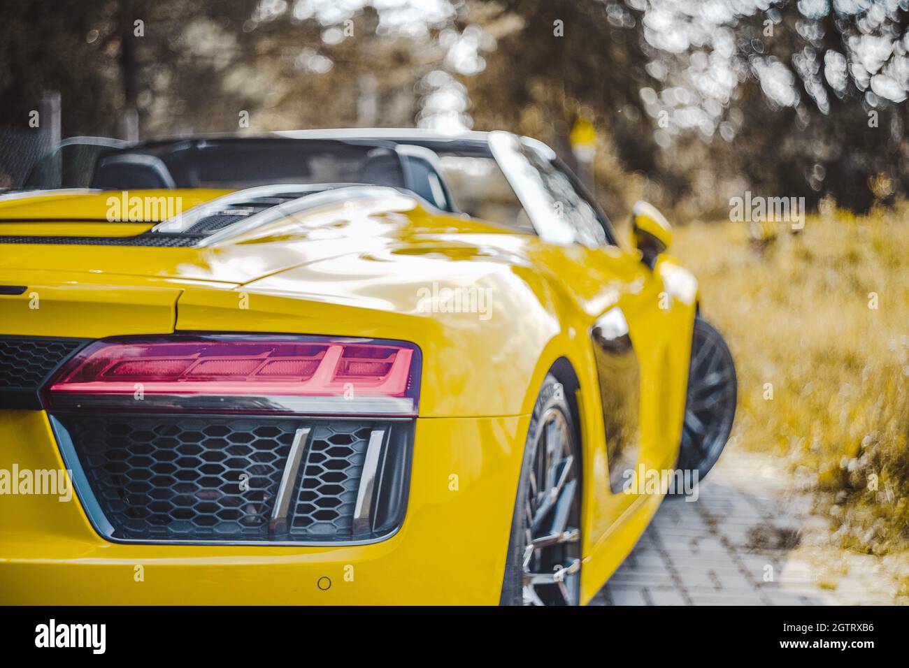 Yellow audi r8 hi-res stock photography and images - Alamy