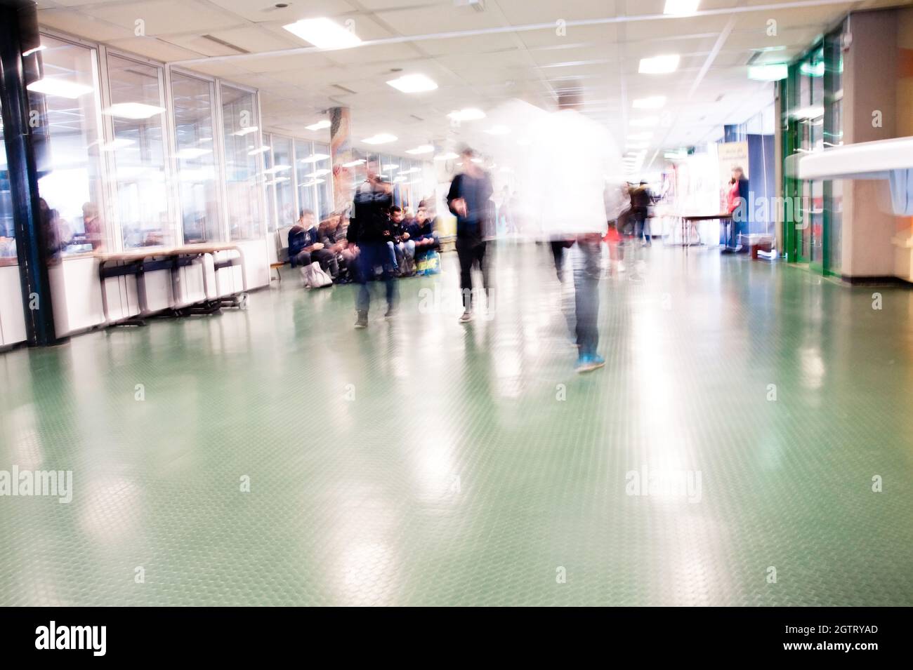Crowded school corridor hi-res stock photography and images - Alamy
