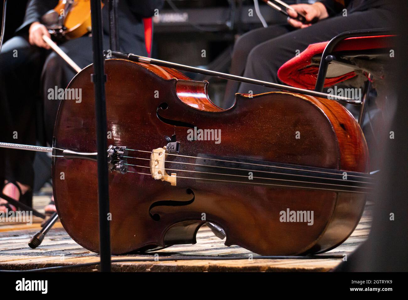 Bowed instrument hi-res stock photography and images - Alamy