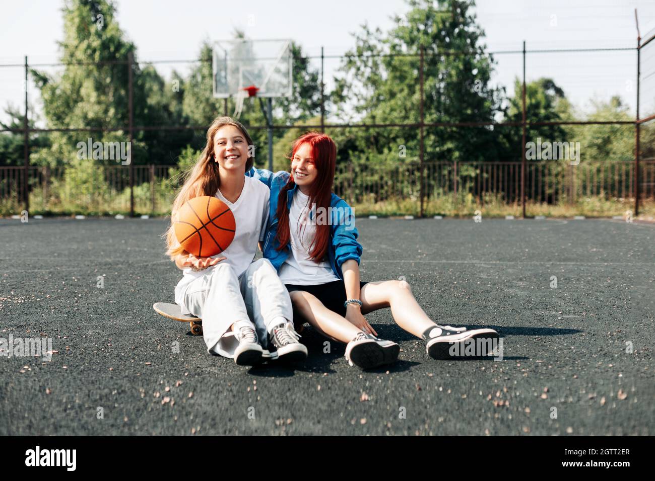 Girl basketball playing 14 hi-res stock photography and images - Alamy
