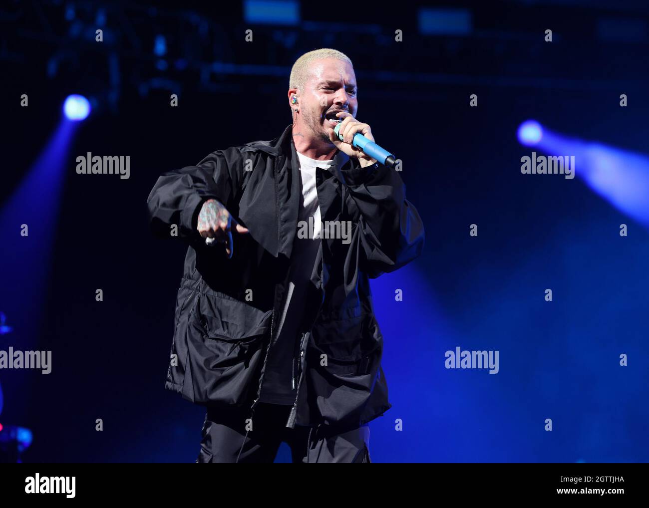 MIAMI, FL - OCTOBER 1: J Balvin performs during Uforia Mix Live 2021 at ...