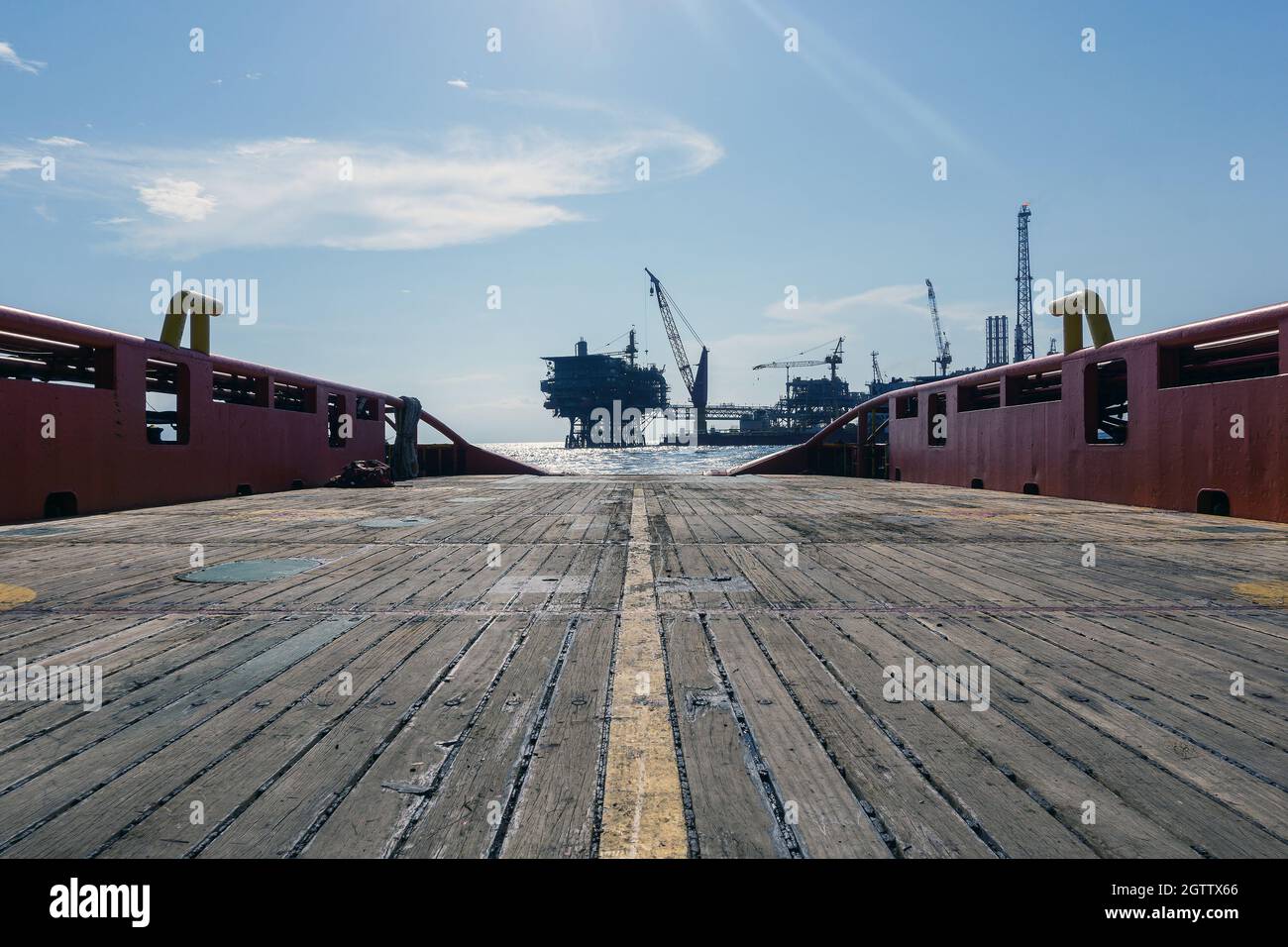 Tug Boat Oil Platform High Resolution Stock Photography and Images - Alamy
