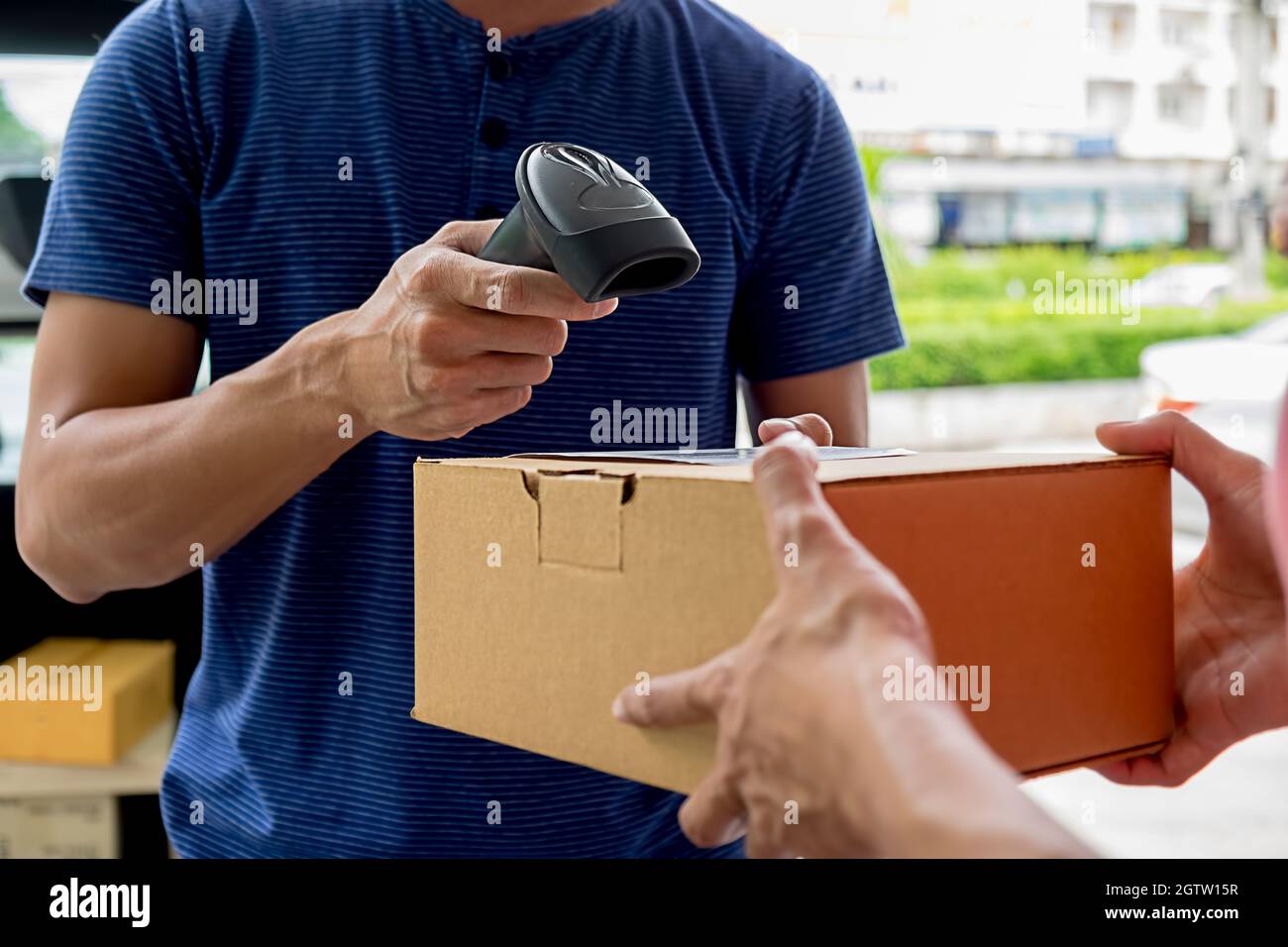 Customer scanner hi-res stock photography and images - Alamy