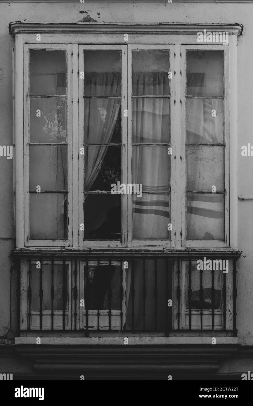 Broken Glass Window Of Old Building Stock Photo - Alamy
