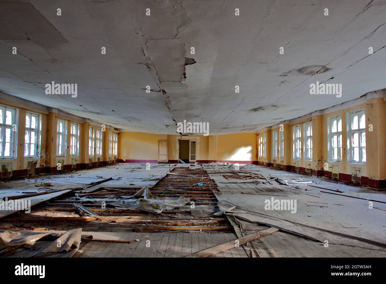 Collapsing roof hi-res stock photography and images - Alamy