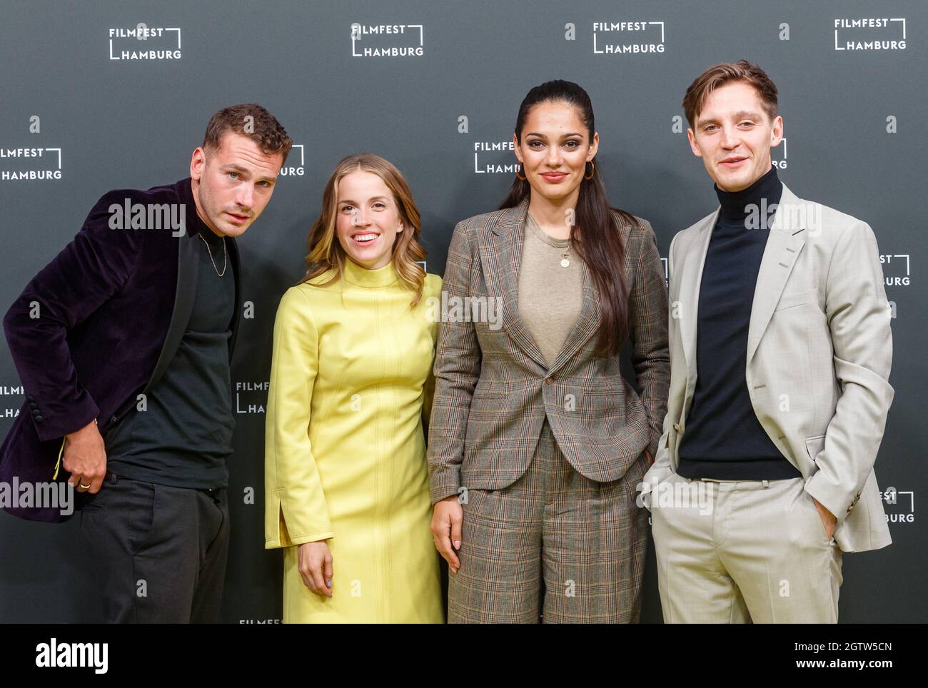 Hamburg, Germany. 02nd Oct, 2021. Actress Louis Nitsche (l-r), Paula ...