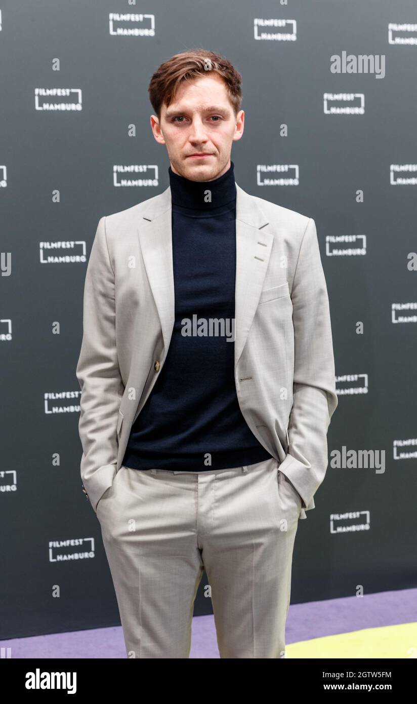 Hamburg, Germany. 02nd Oct, 2021. Actor Jonas Nay stands on the red ...