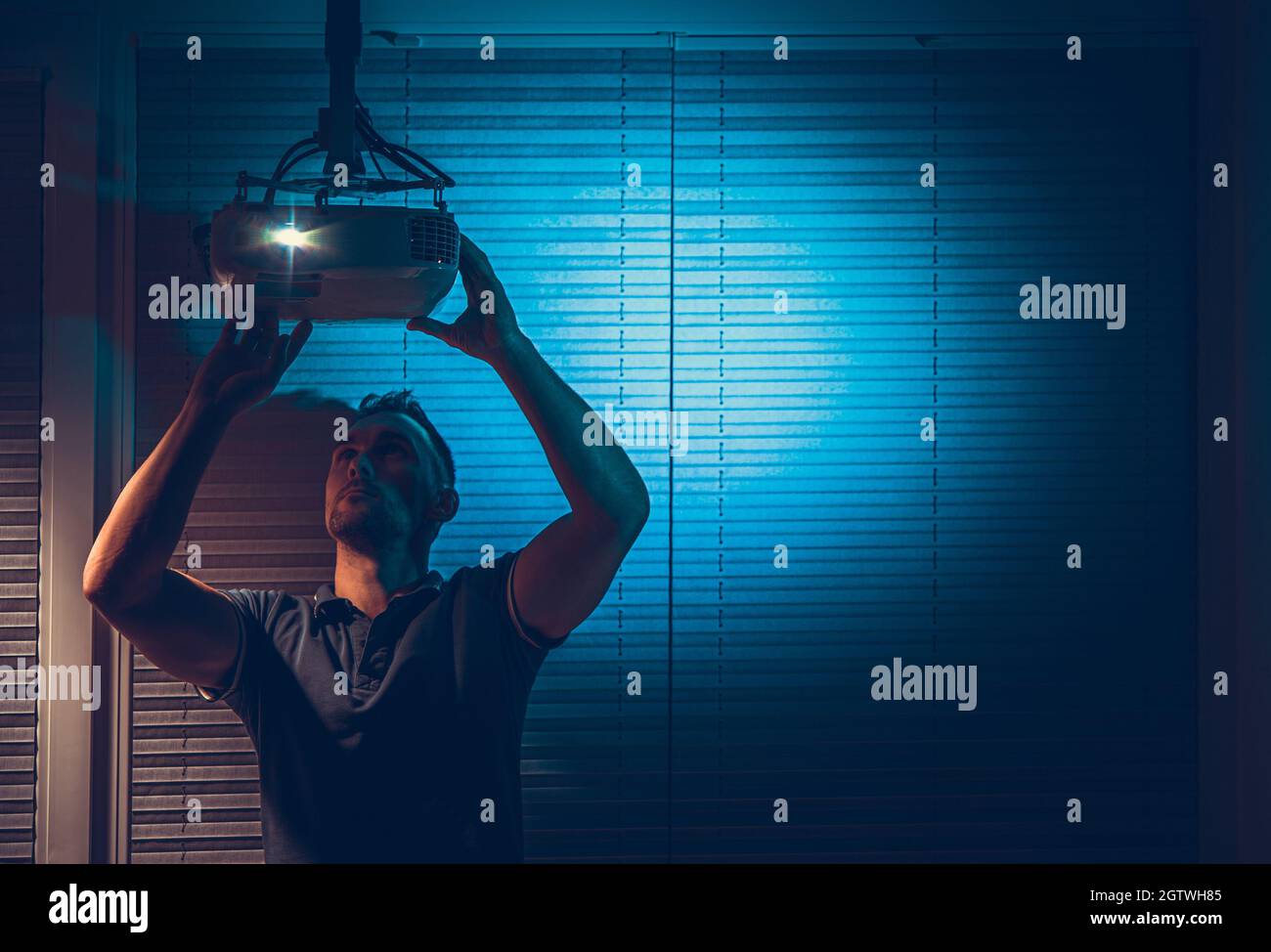 Projector overhead hi-res stock photography and images - Alamy