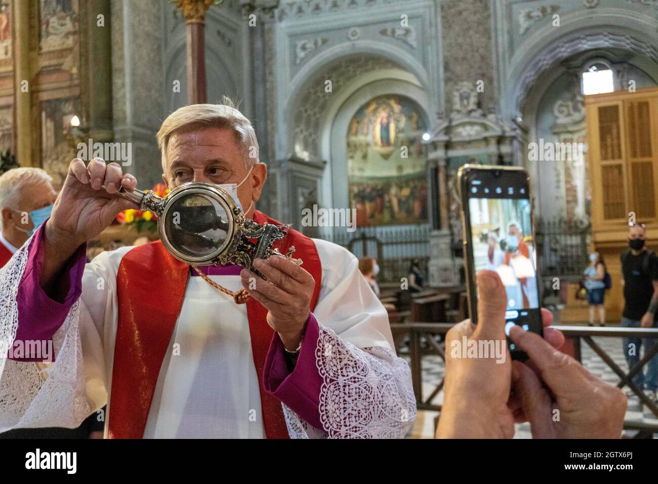 Santo patrono di napoli hi-res stock photography and images - Alamy