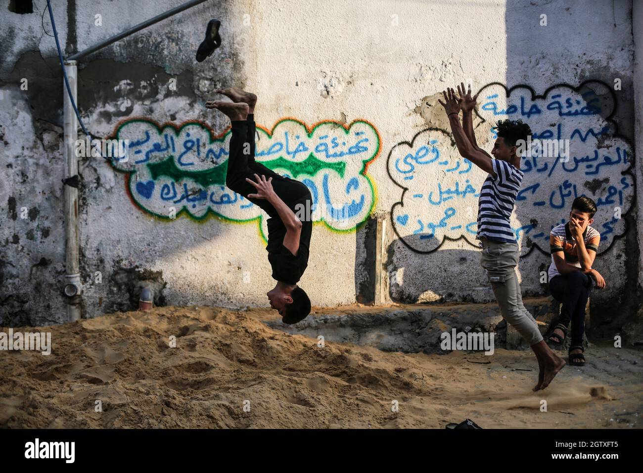 Palestinian children play in front of their house at Jabalia refugee ...