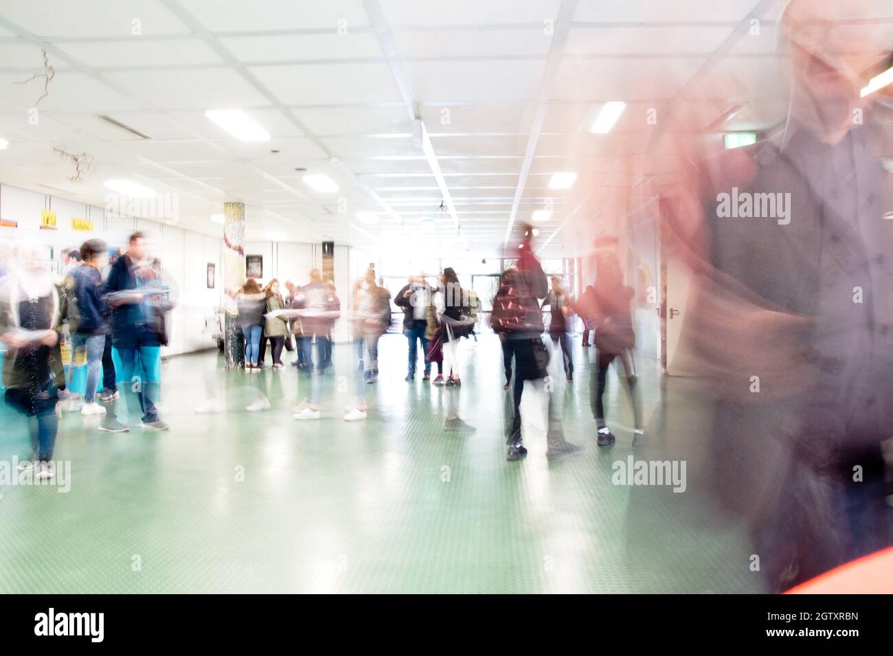 Crowded school corridor hi-res stock photography and images - Alamy