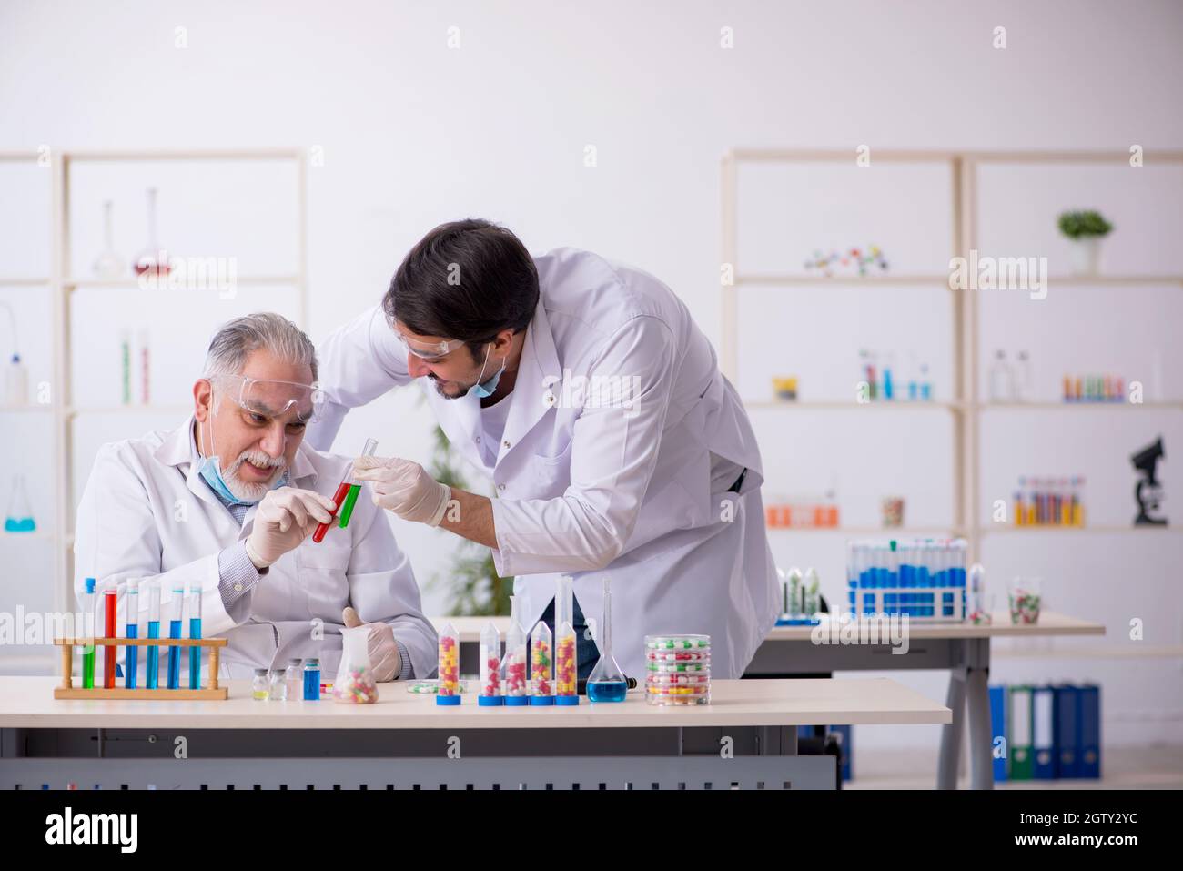 Two chemists in drugs synthesis concept at the lab Stock Photo - Alamy