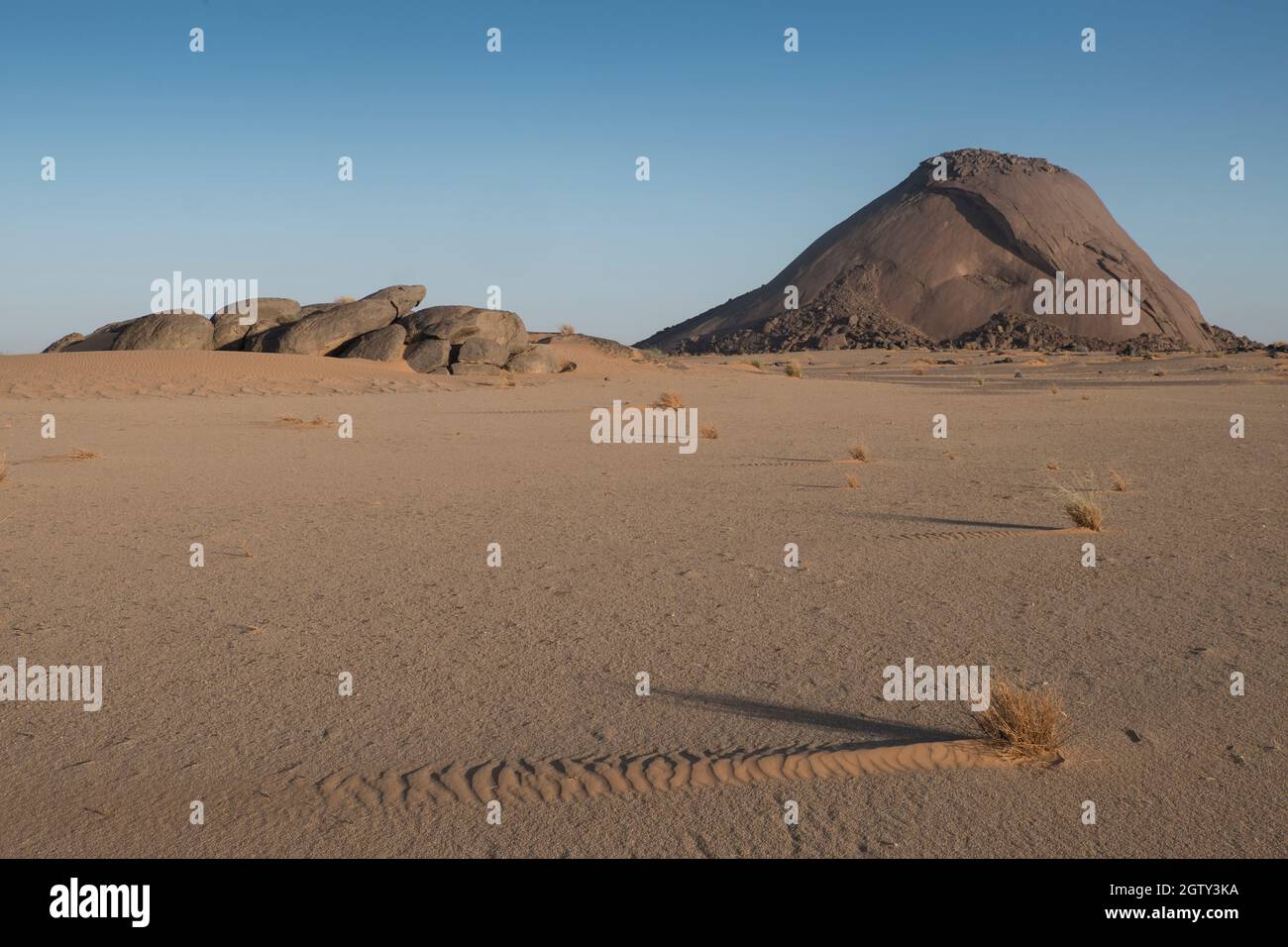 Mauritania rock in desert hi-res stock photography and images - Alamy