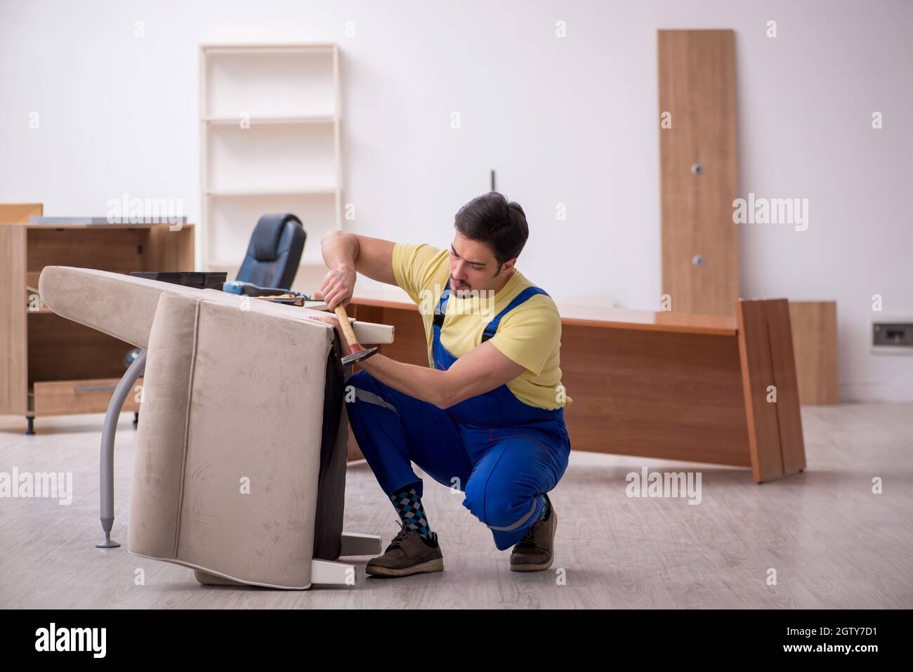 Workman assembling office chair hi-res stock photography and images - Alamy