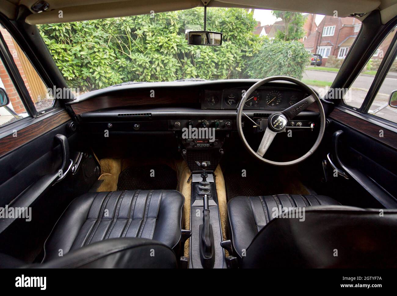 P6 Rover 3500s V8 interior with leather seats and original dashboard ...