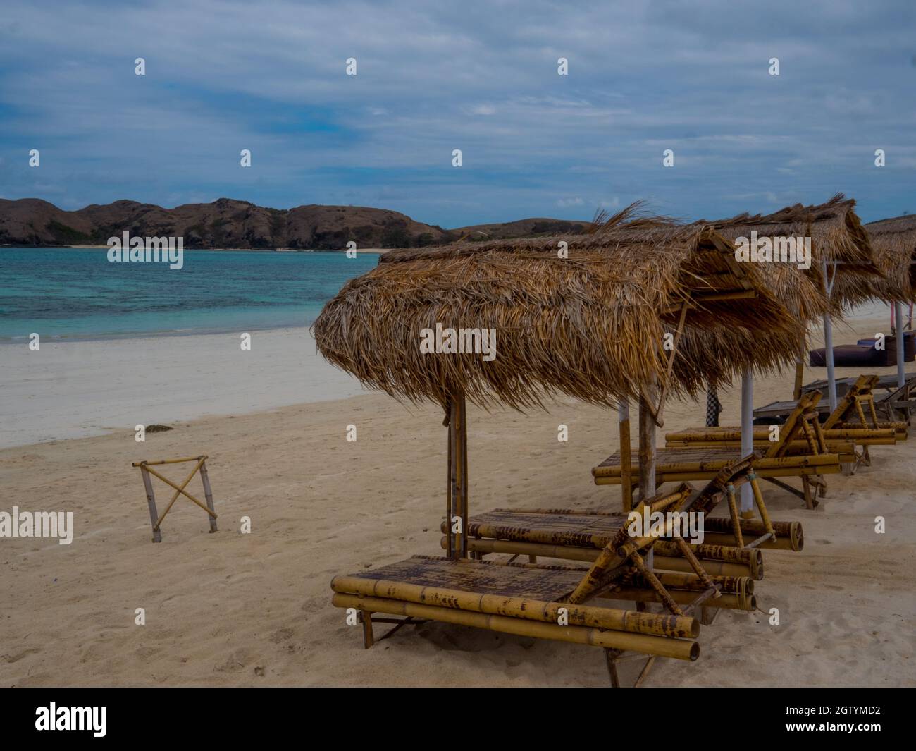 Tiki hut umbrella hi-res stock photography and images - Alamy