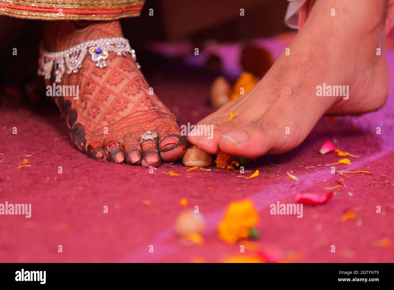 Saptapadi wedding rituals hi-res stock photography and images - Alamy
