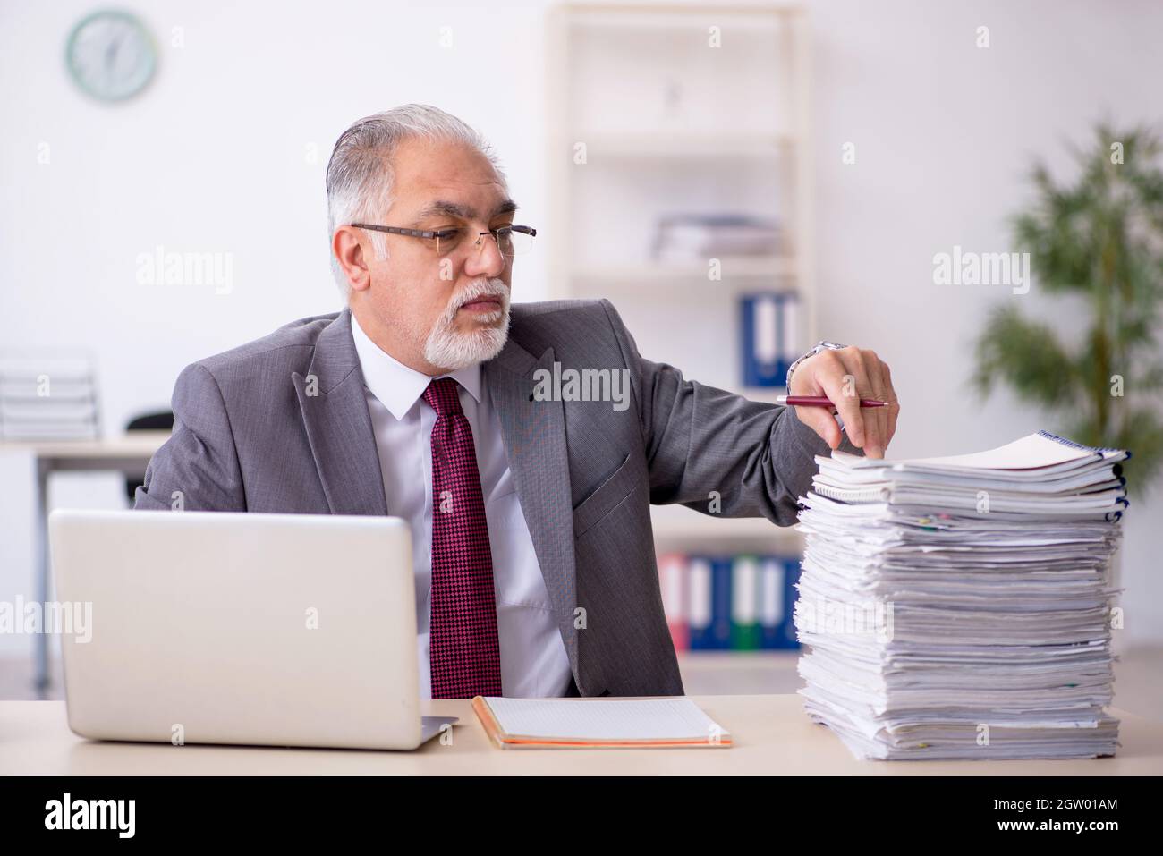 Old employee and too much work in the office Stock Photo - Alamy