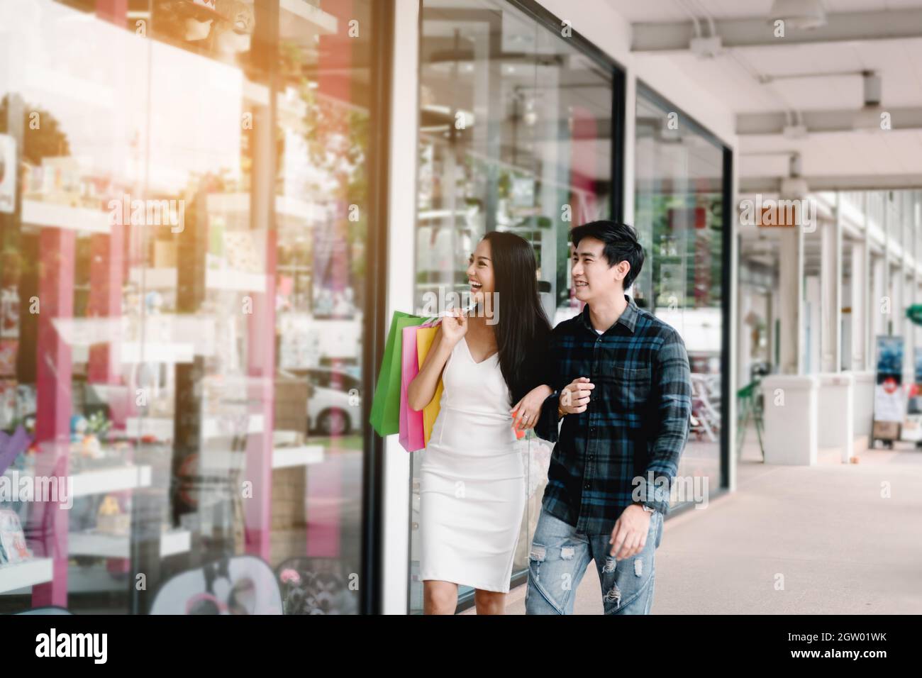 Indian woman shopping retail window hi-res stock photography and images ...