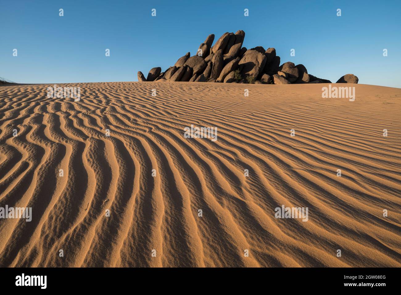 Mauritania rock in desert hi-res stock photography and images - Alamy