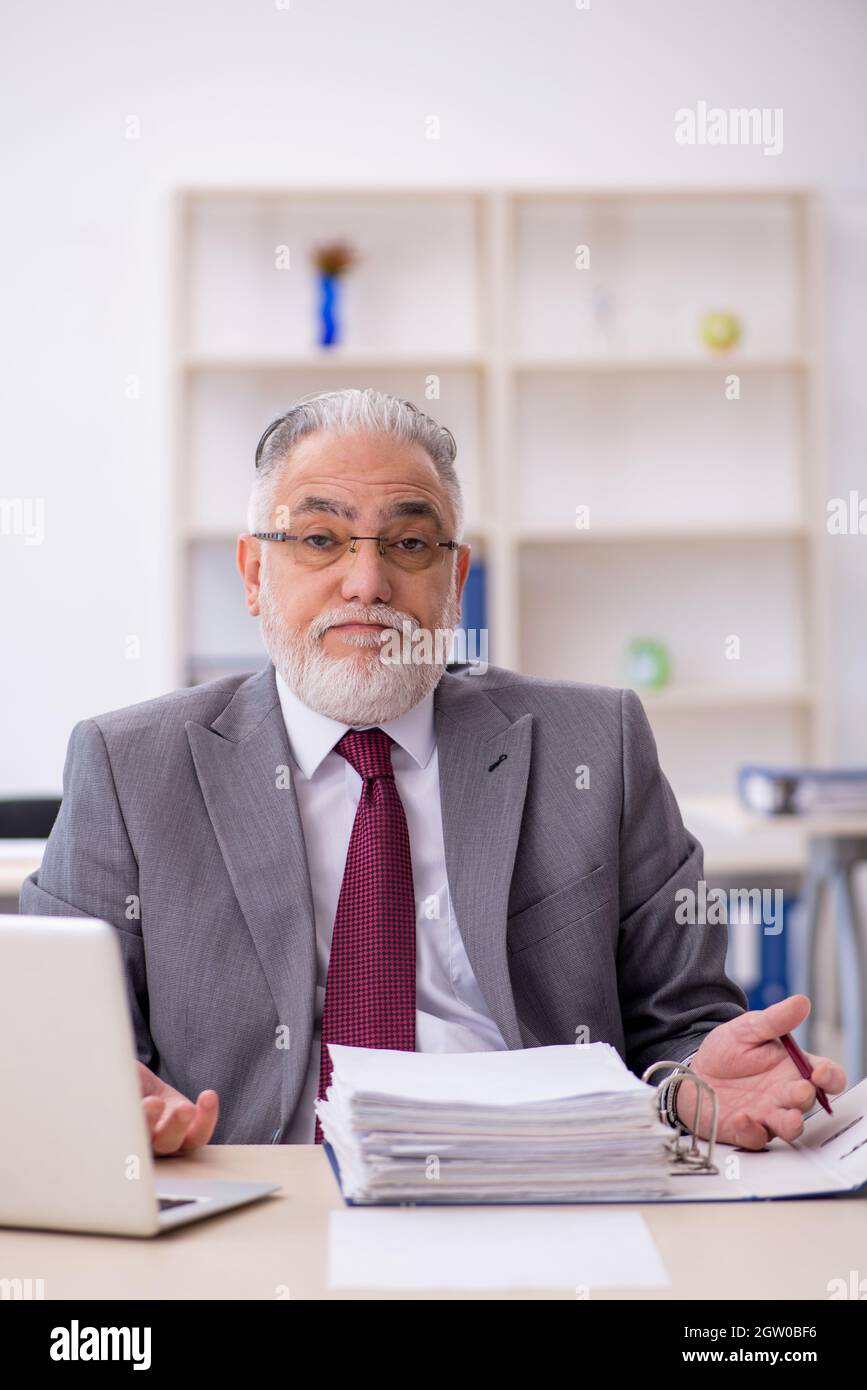 Old employee working in the office Stock Photo - Alamy