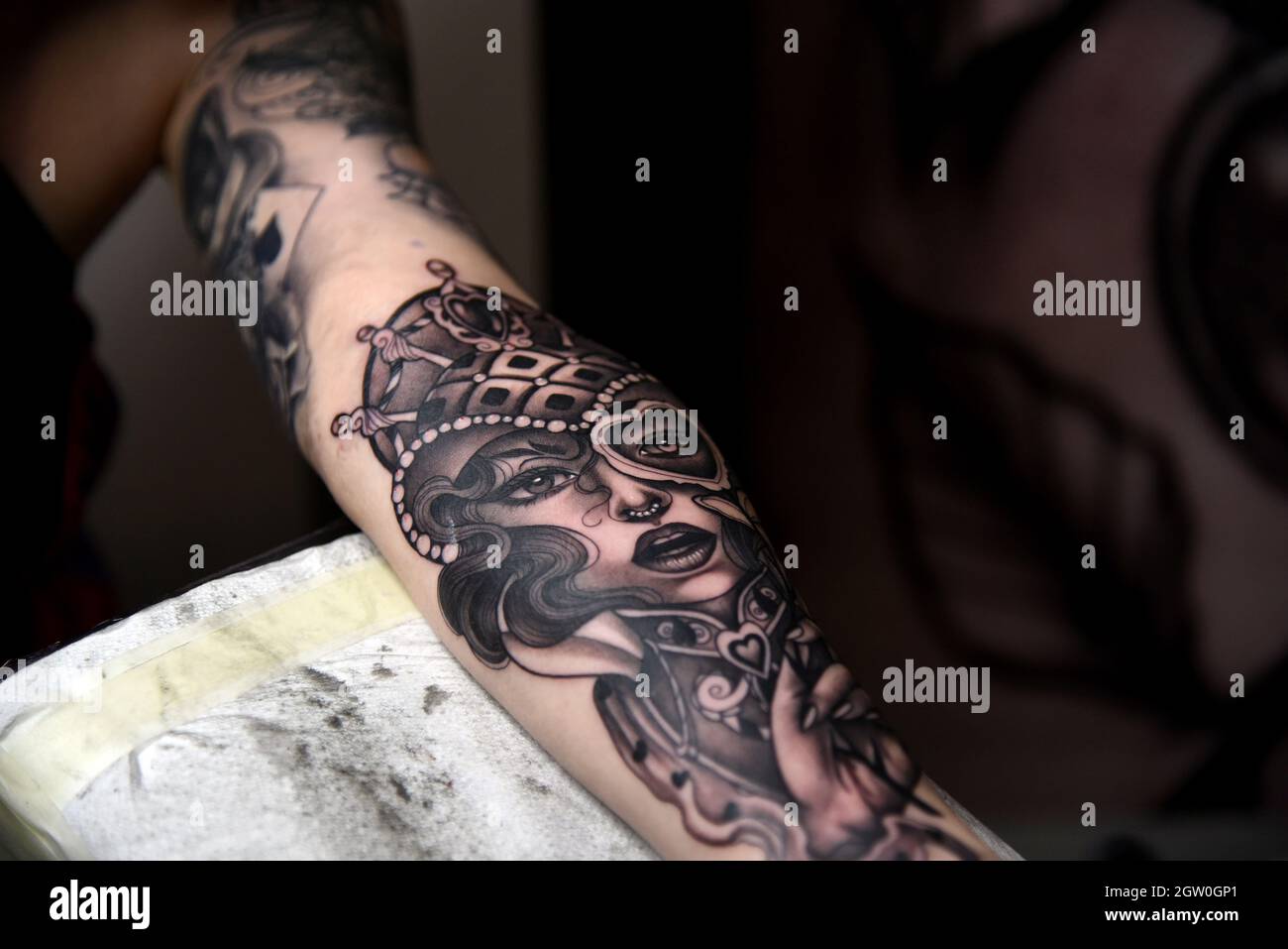 Spanish tattoo artist, Laura Ortiz works on a woman, during the Expo ...
