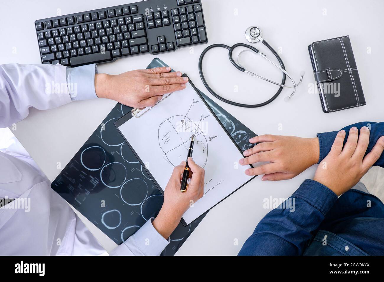 Doctor drawing hi-res stock photography and images - Alamy