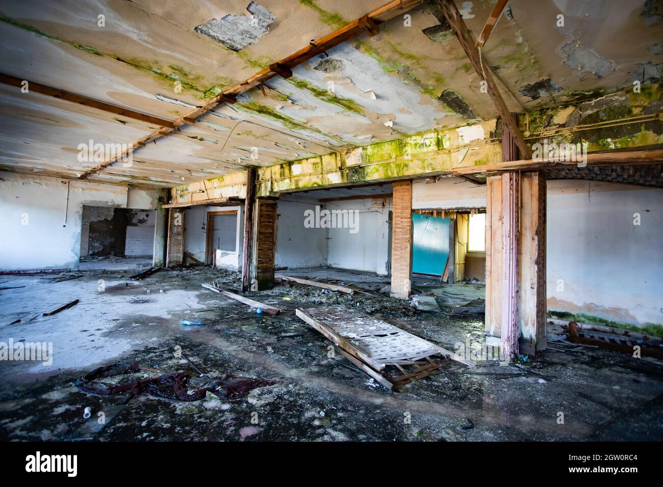 Beam broken hall hi-res stock photography and images - Alamy