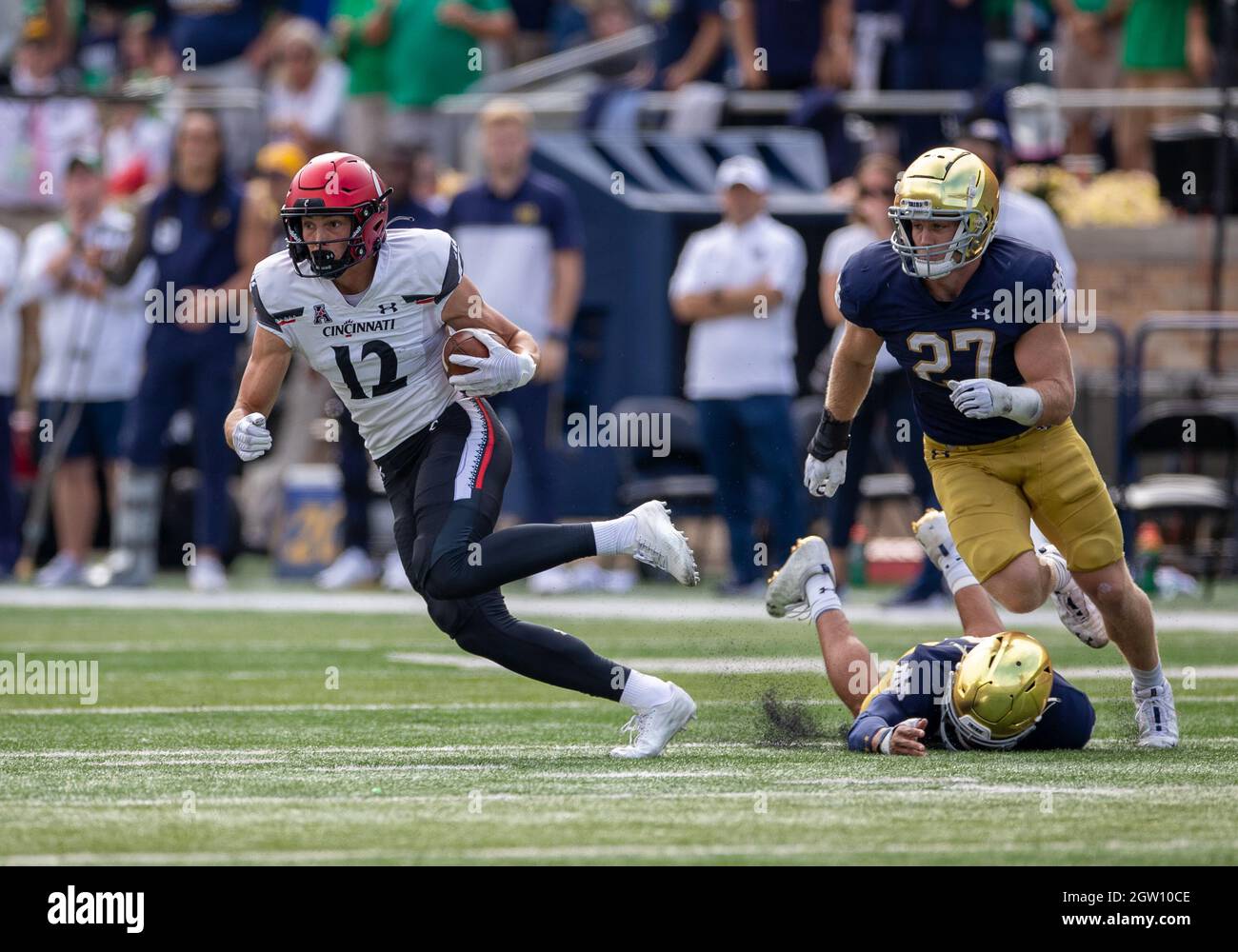 South Bend, Indiana, USA. 02nd Oct, 2021. Cincinnati wide receiver Alec ...