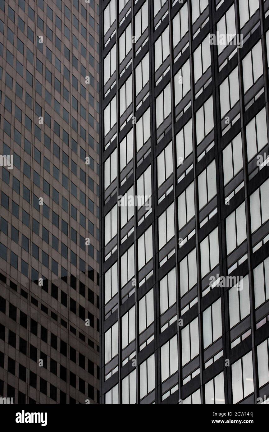 Between two tall buildings hi-res stock photography and images - Alamy