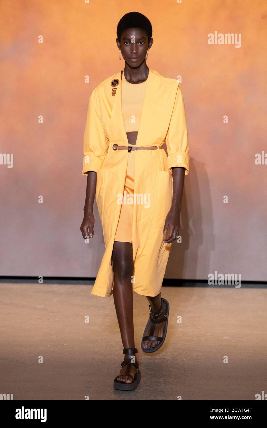 Paris, Frankreich. 02nd Oct, 2021. HERMES SS22 runway during Paris ...