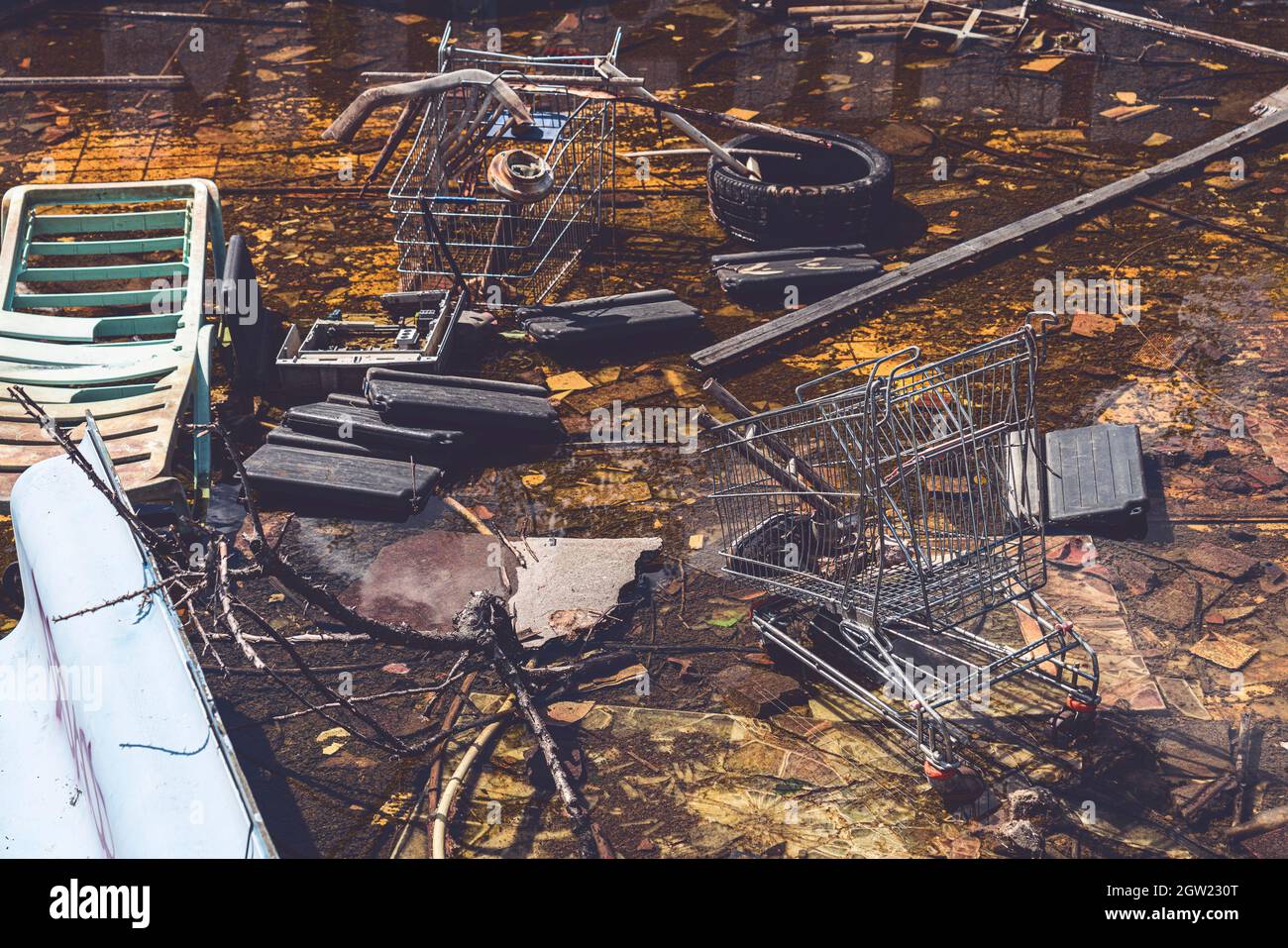 Rusty shopping trolley hi-res stock photography and images - Alamy